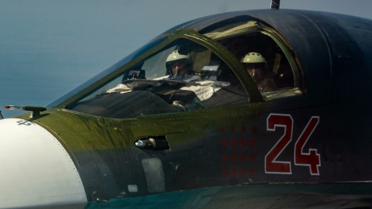 18+ Экипаж Су-34 уходит от многочисленных ракет ПЗРК и легких ЗРК. Сосите ноги-2