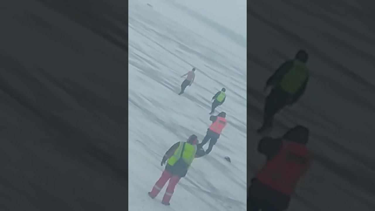 19.02.23, аэропорт Домодедово. Снятый с рейса S7 1051 дебошир дал жару, раздевшись прямо на стоянке.