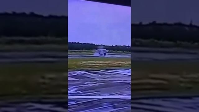 При взлете самолет сорвал слой асфальта