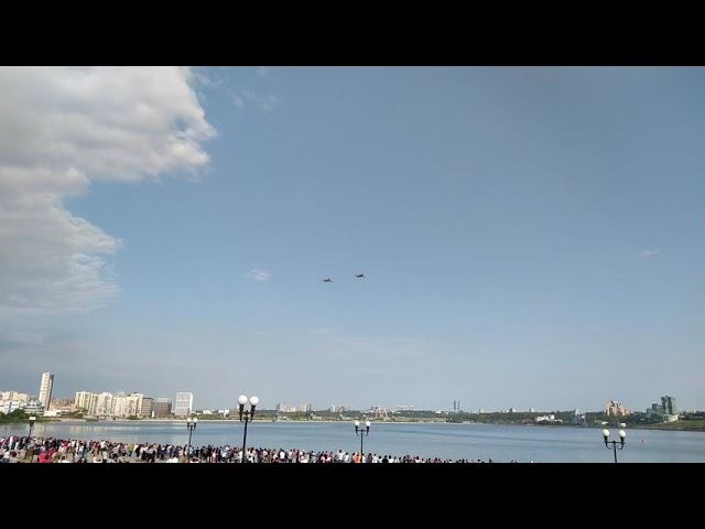 Пара Ту-160 над акваторией реки Казанка в самом центре Казани.