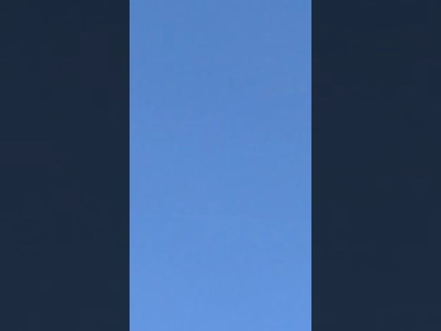 Ту-214 ползет по небу.