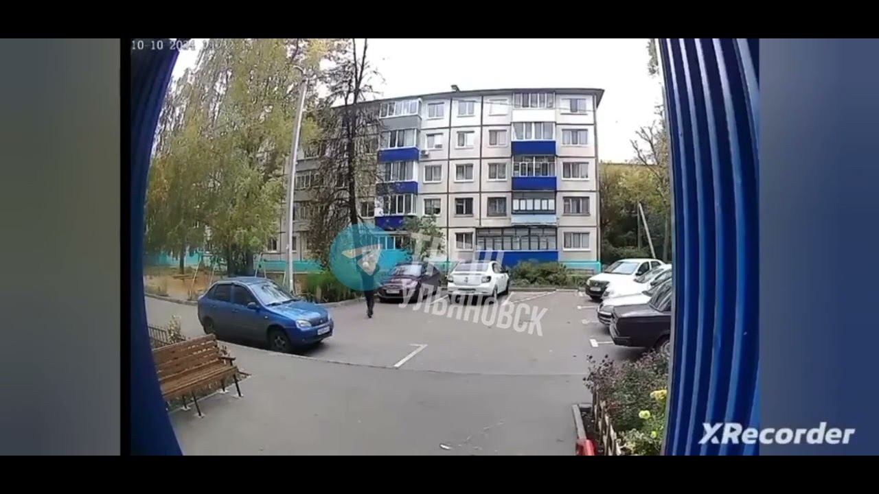 Сегодня во дворе на Рябикова мужчина проткнул Солярису колесо