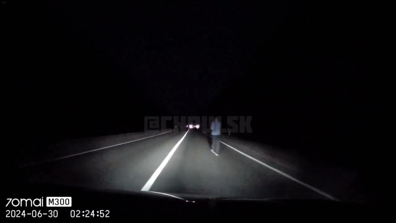 Ночью какой-то муд парень шел по середине полосы на Сельдинском шоссе.