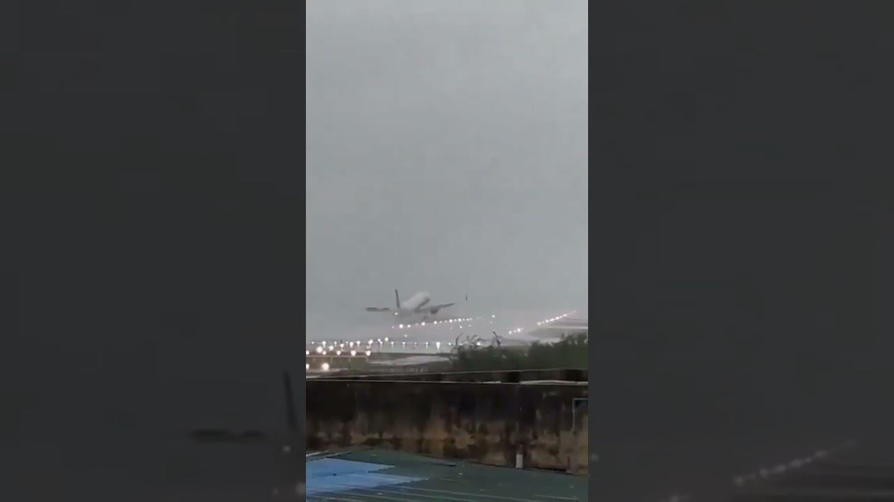 Индия. Сдвиг ветра при посадке. Самолёт закозлил, но пилоты смогли вывести на взлётном режиме.