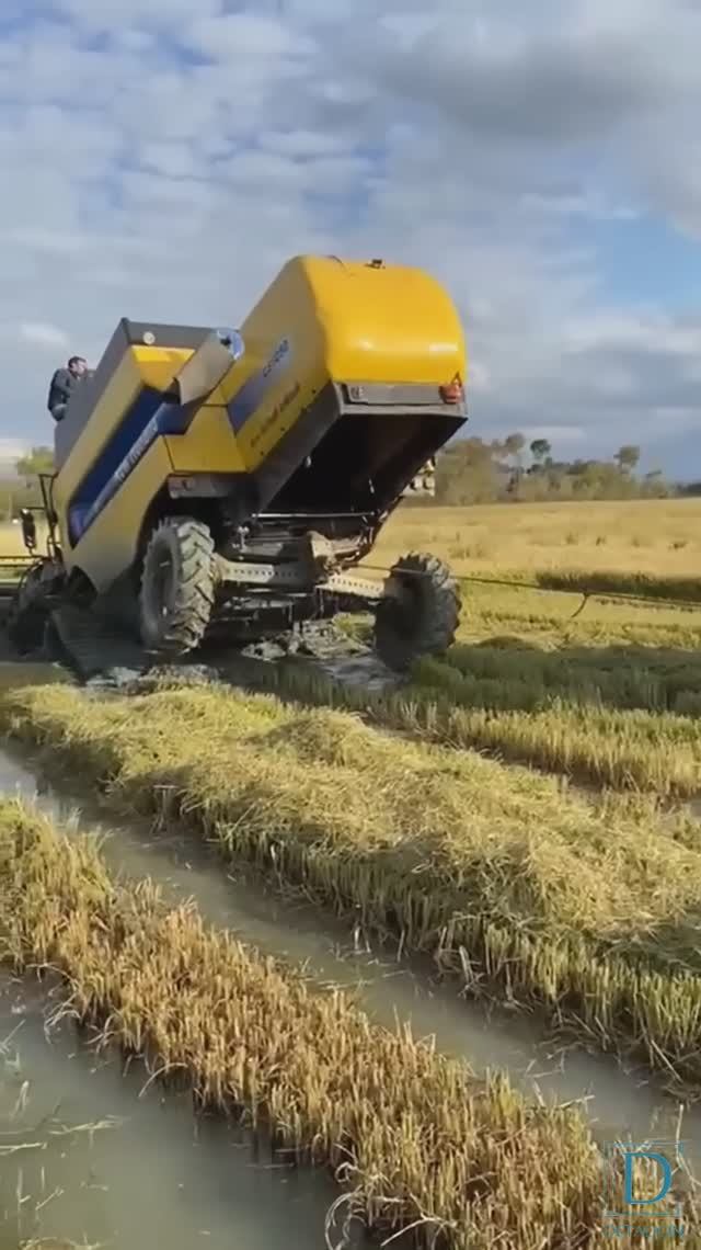Комбайн New Holland вытаскивают
