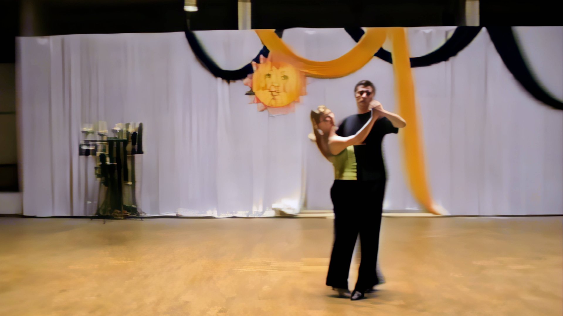 Занятия в клубе бального танца "Фиеста" (Калининград 2007 г.) - медленный вальс (2)