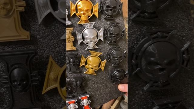 Серый напечатал Значки Warhammer к фестивалю настольных игр Куб 😎