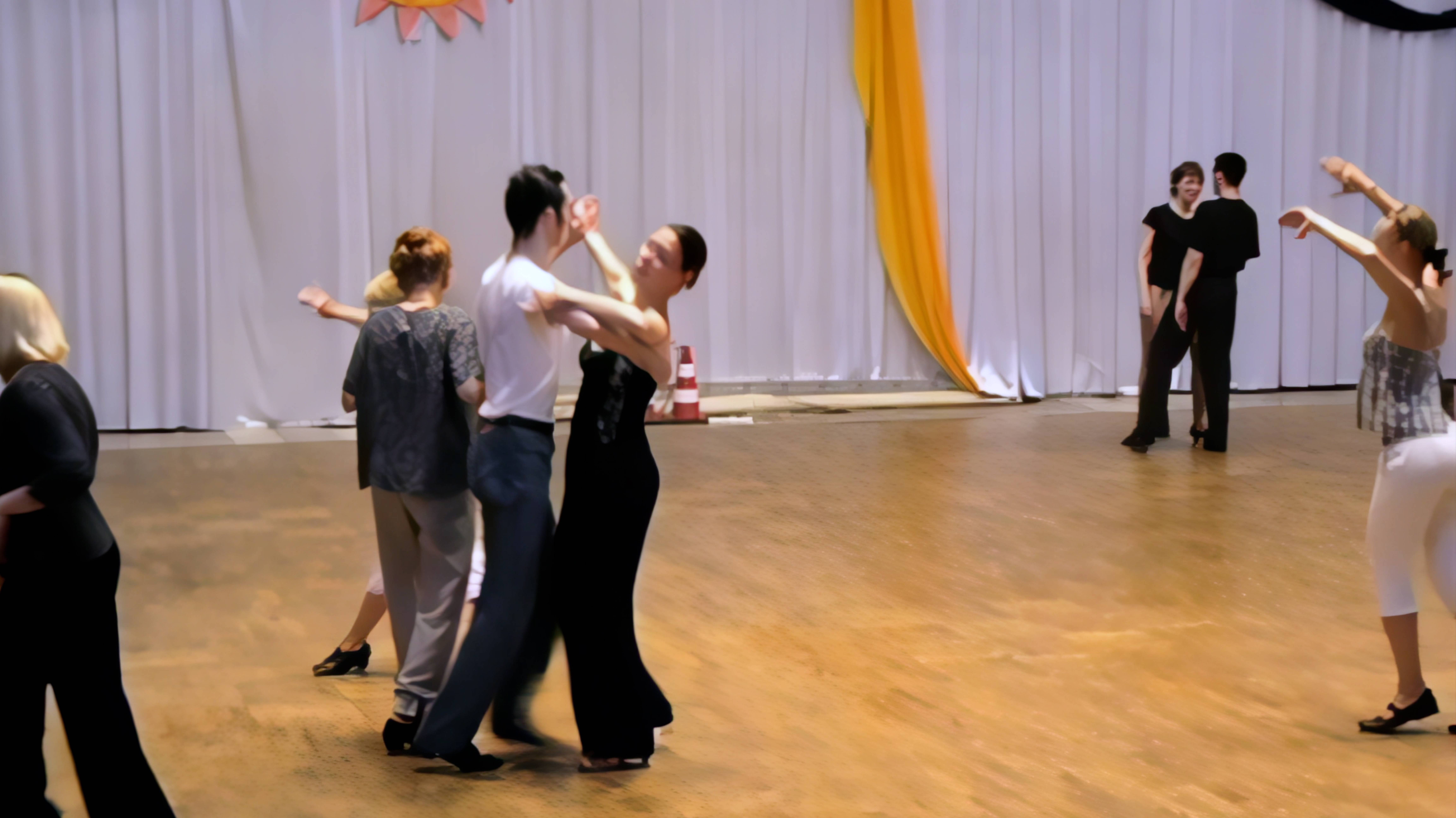 Занятия в клубе бального танца "Фиеста" (Калининград 2007 г.) - медленный вальс (1)