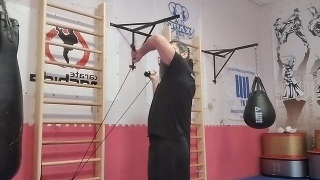 Как лучше подтягиваться рывками или на силу?