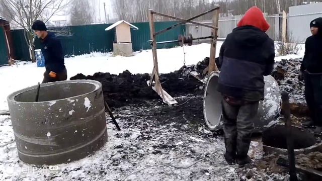 Копаем колодец с траншей до дома, прокладываем трубы для воды от колодца