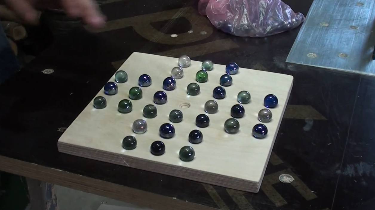 Игра Солитер мини своими руками