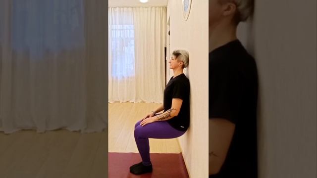 Поза стула у стены / Простая йога / «Йога-центр О!Сознание»