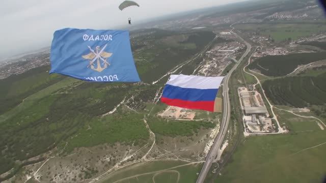 Флаг России в небе над Севастополем (Архив 2014 года)
