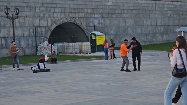 Бомж делает кассу уличному музыканту в Екатеринбурге