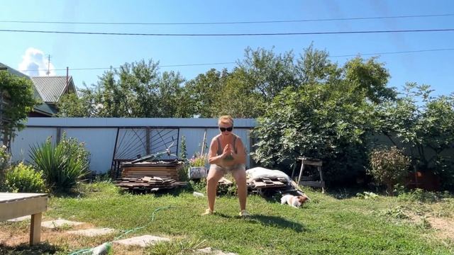 100 приседаний. Играю с Джесси.