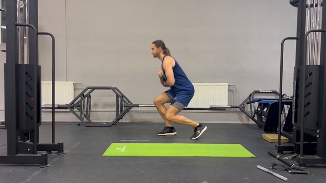 Выпрыгивание в ножницы с весом