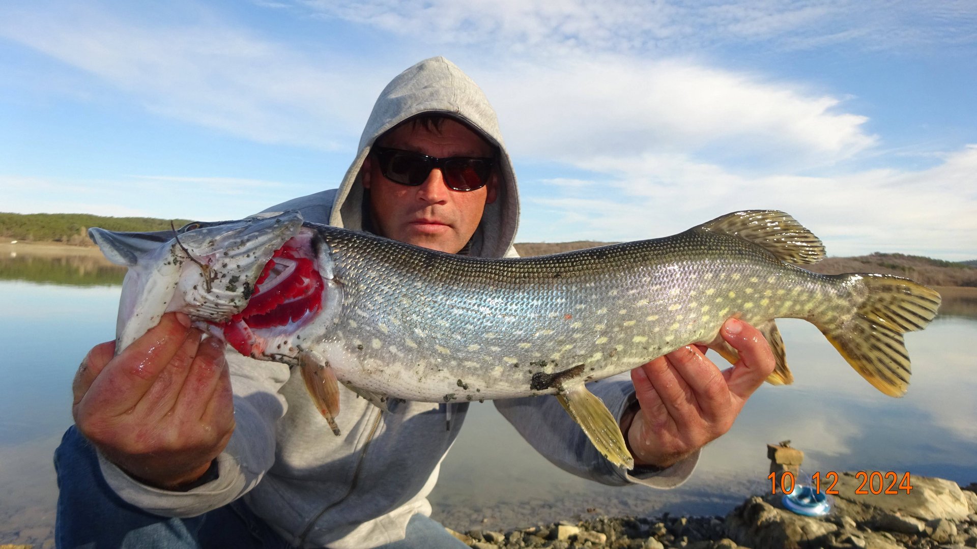 Удивительная рыбалка зимой! Щука на живца.