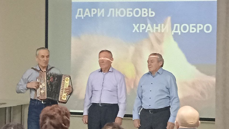 Три товарища