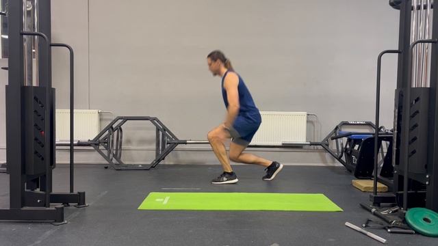 Выпрыгивание в ножницы без веса