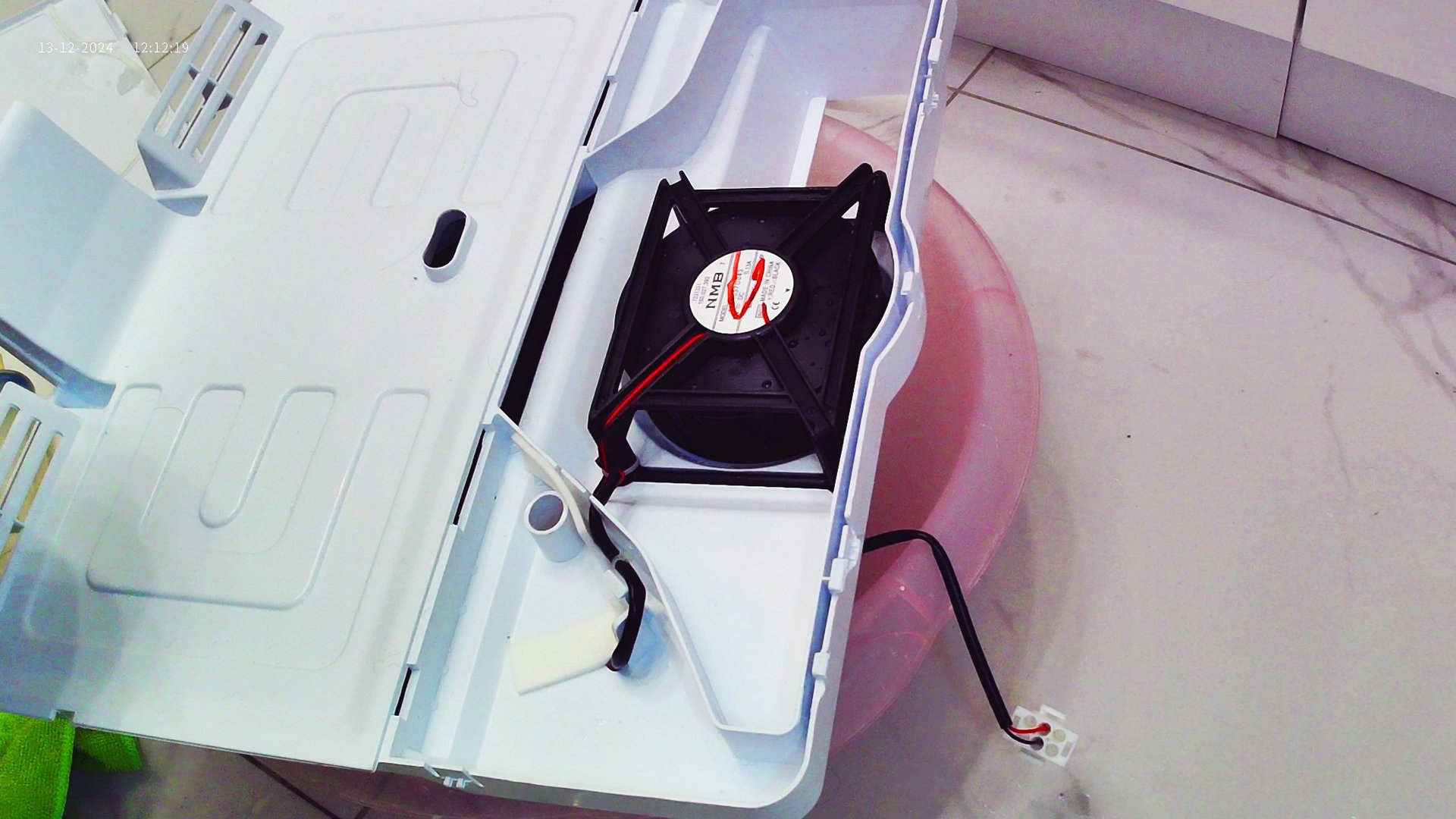 Незакрытая дверь на холодильнике Hotpoint-Ariston