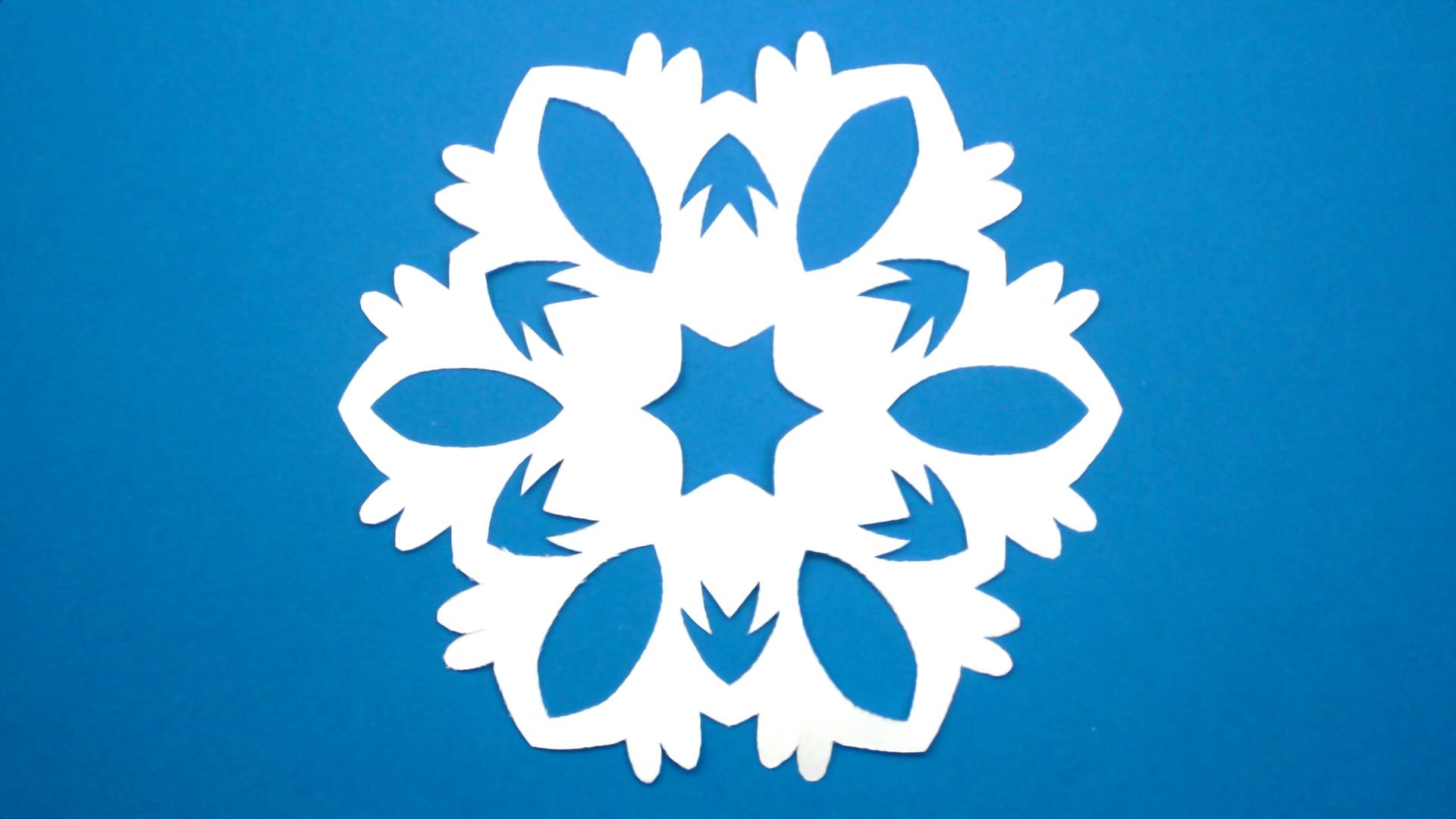 Как сделать Снежинку из бумаги легко своими руками | Красивая Снежинка на окно | Новогодний Декор