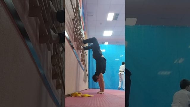 Отжаться на одной руке в положении кверху ногами. Реально в 53 года или нет?