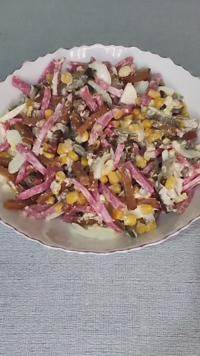 Вкусный салат с колбасой и сухариками