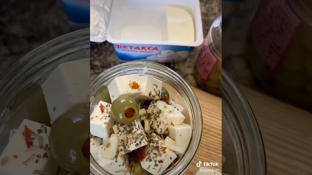Сыр с оливками в масле