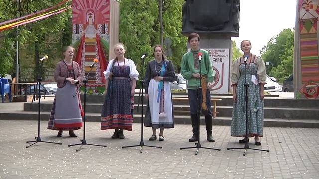 Шёл мой миленький дорожкой