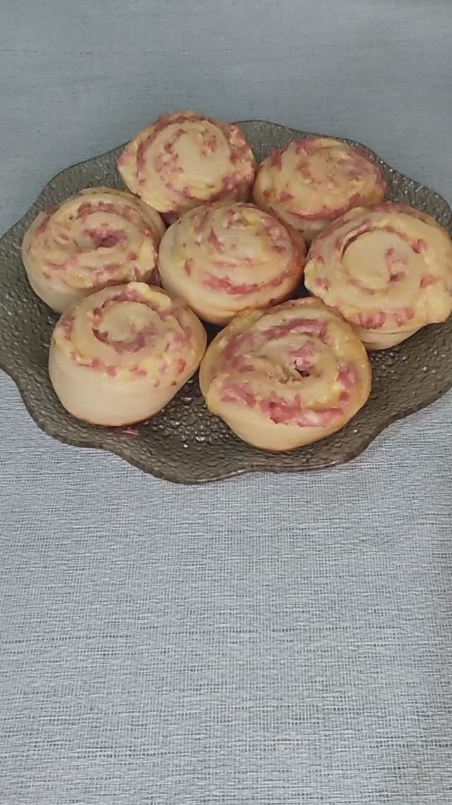 Вкусная выпечка из колбасы и сыра