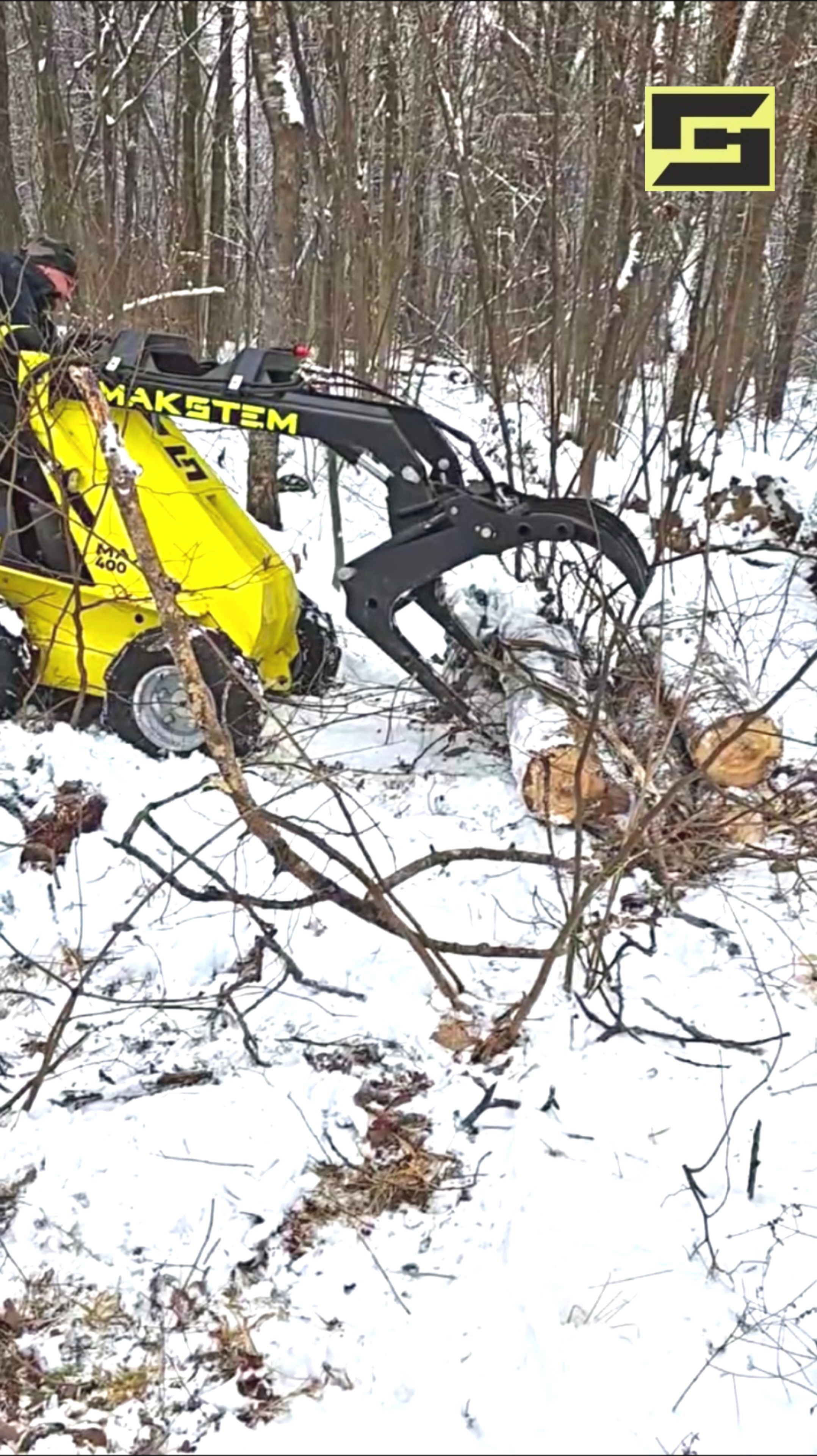 Захват для бревен ❯ Видео от клиента ❯ Зима ❯ Работа в лесу ❯ Партнёр ❯ Логистика ❯ Мини-Погрузчик