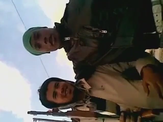 Солдаты ополчения Каддафи в перерывах между боями  на востоке страны | Ливия 2011