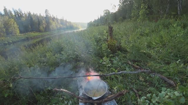 УХА НА КОСТРЕ В КАЗАНЕ,ТАЙГЕ.