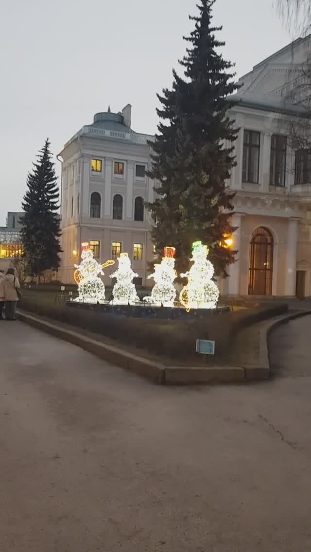 Снеговики ждут снег. Аничков дворец.