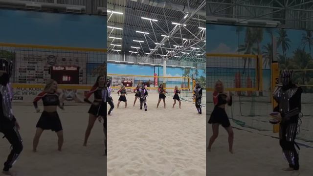 Волейболисты и волейболисточки