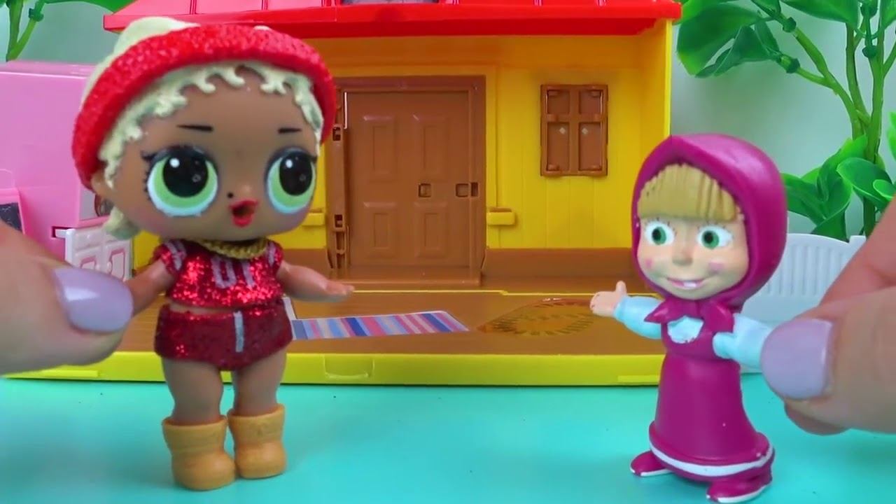 Маша открывает куклы ЛОЛ сюрприз, сравнение  Мультик про истории игрушек Маша и Медведь