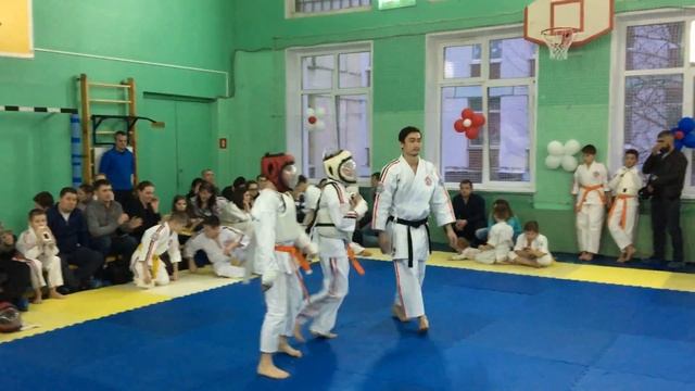 Первенство ЮВАО г. Москвы 17.12.2017 Петр Рыбас (белый шлем) 2 бой