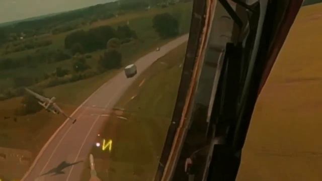 Пара Су-25 бодро бреет дорогу под зажигательную композицию