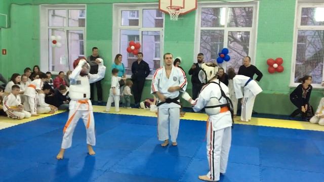 Первенство ЮВАО г. Москвы 17.12.2017 Петр Рыбас (белый шлем) 1 бой