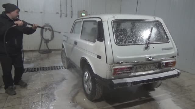 Готовимся к полному разбору Нивы. Установили ремни безопасности.