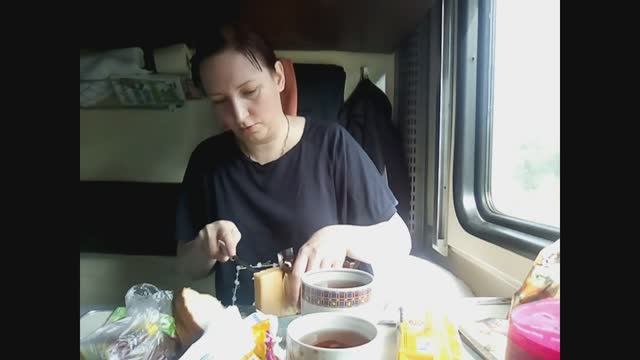 ТРЕТИЙ день в ПОЕЗДЕ. Завтракаем. Проветриваемся. Купили КУКУРУЗУ