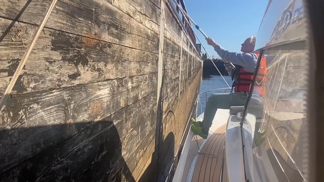 Москва - Архангельск по воде: (эпизод 2: Деревянные шлюзы, которым по 200 лет, сорвало с якоря)