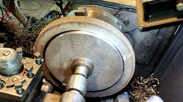 Две заготовки из одного куска металла. Фланцы из нержавейки. Токарный 1К62. Ютуб