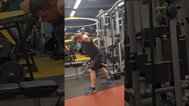 Французский жим в блоке с канатом стоя