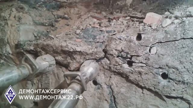 Демонтаж фундамента гидравлическим клином