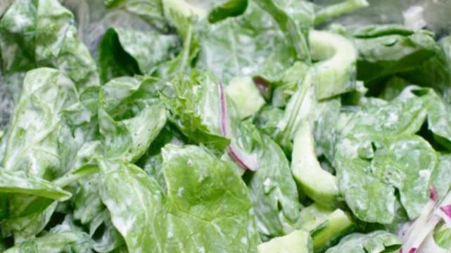 Рубленный шпинат в йогурте.