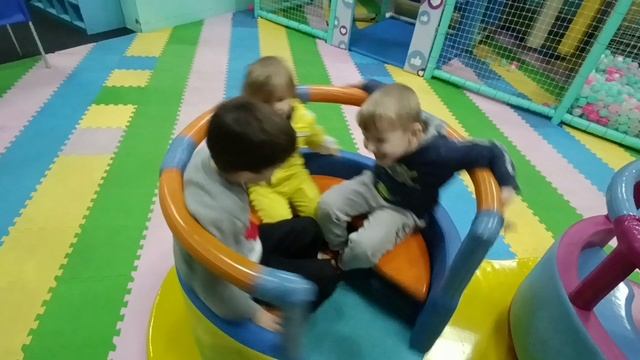 Дети играют в дет центре