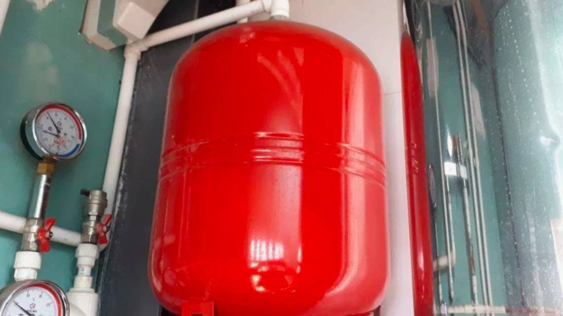 Как слить воду из расширительного бака системы отопления, выровнить давление.