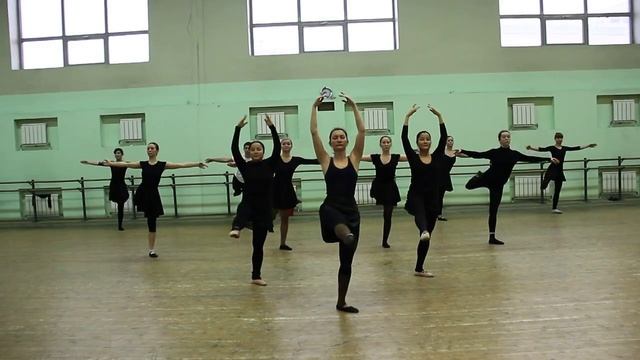 16-12-2024 РОНД ДЕ ЖАМБ ПАРТЕР И ПОР ДЕ БРА НА СЕРЕДИНЕ ЗАЛА