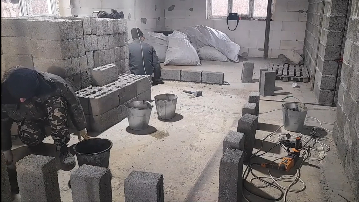 Дом с нуля. День 84. Мороз, перегородки и хитрая гидроизоляция первого ряда.